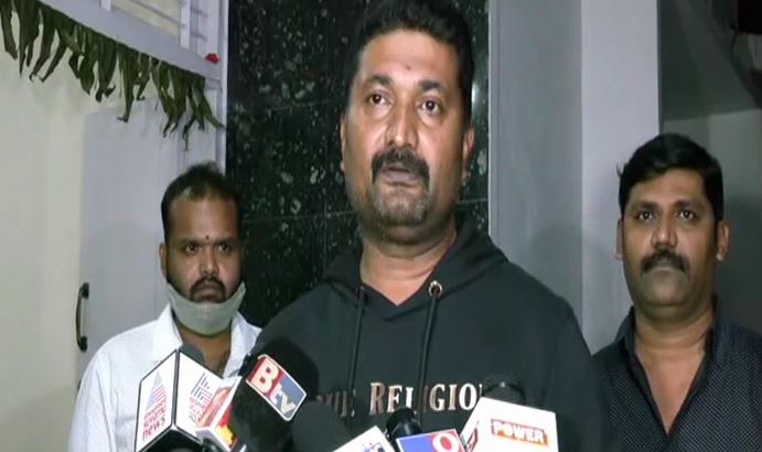ಪರಿಷತ್ ಸದಸ್ಯತ್ವಕ್ಕೆ ರಾಜೀನಾಮೆ ನೀಡಿದ ಸಿ ಆರ್ ಮನೋಹರ್ : ಕಾಂಗ್ರೆಸ್‌ ಸೇರ್ಪಡೆ ...